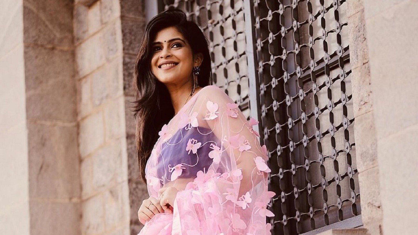 ಚಿಟ್ಟೆ ಸೀರೆಯುಟ್ಟ ಬಿಗ್ ಬಾಸ್ ಸ್ಪರ್ಧಿ ಸ್ಪೂರ್ತಿ ಗೌಡ, ಹಾರಿ ಹೋಗಬೇಡಿ ಎಂದ ...