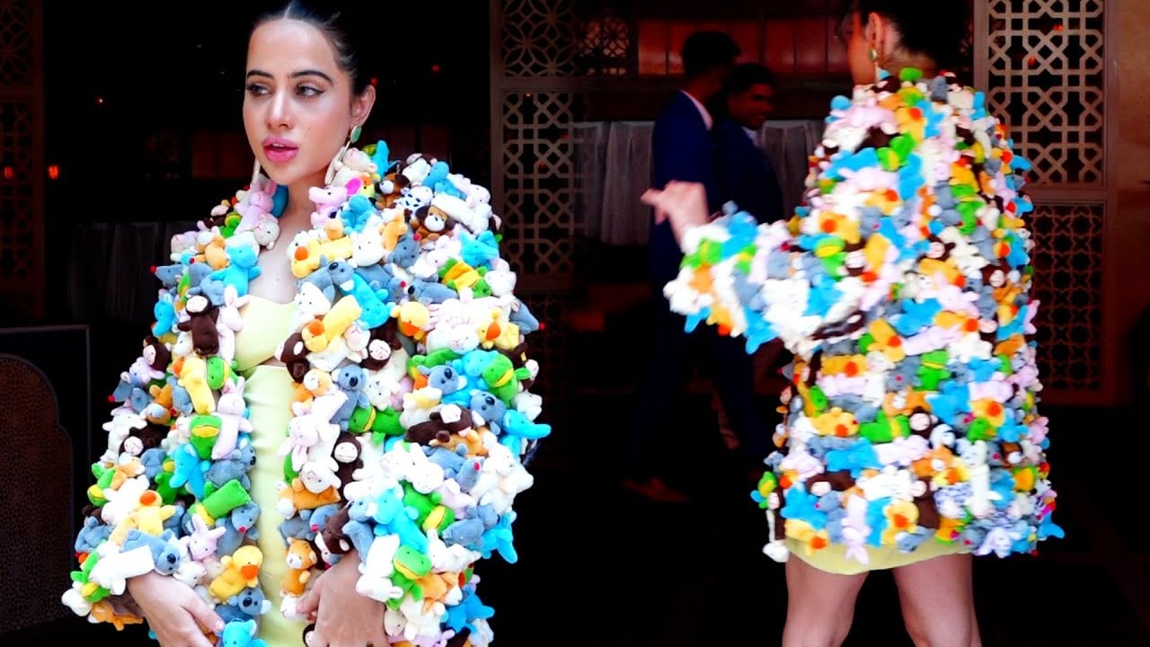 ಫಸ್ಟ್ ಟೈಮ್ ಉರ್ಫಿಯ ಲುಕ್ ಎಲ್ರಿಗೂ ಇಷ್ಟವಾಯ್ತು! ಗೊಂಬೆಗಳ ಜಾಕೆಟ್ ನಲ್ಲಿ ಬಂದ ನಟಿ ...