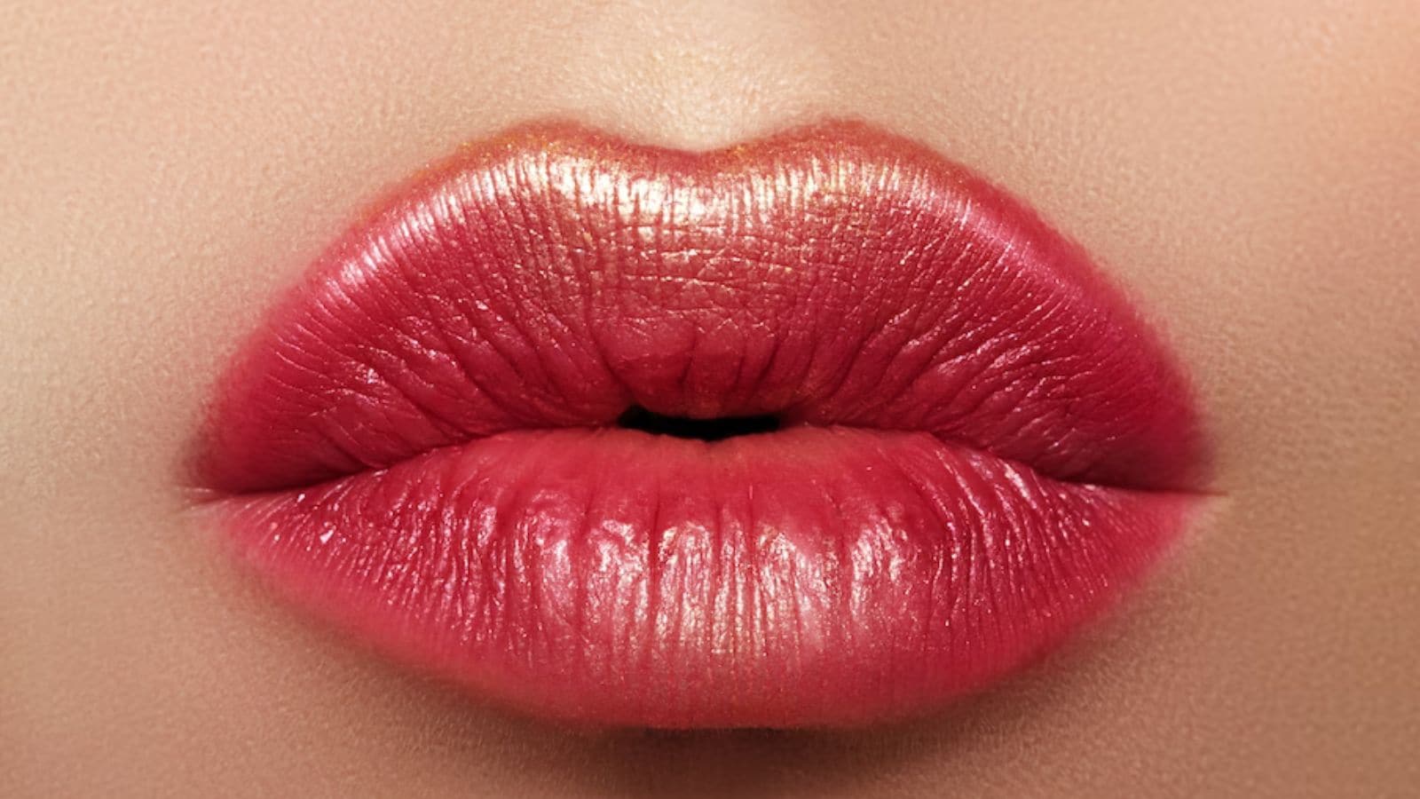 ಪ್ರತಿದಿನ ಲಿಪ್ ಸ್ಟಿಕ್ ಹಚ್ಕೊತೀರಾ? ಇದರಿಂದ ನಿಮ್ಮ ಅಂದದ ತುಟಿ ಕಿತ್ತೋಗುತ್ತೆ ...