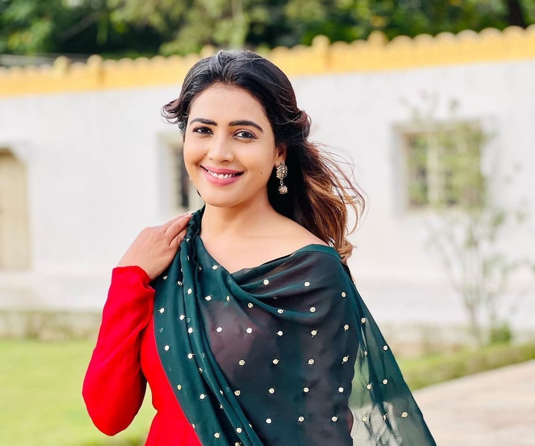 ಕೆಂಪು ಸಲ್ವಾರ್ ಧರಿಸಿ ಫುಲ್ ಸ್ಮೈಲ್ ಕೊಟ್ಟ ಸಾರಾ! ಆತ್ಮಲಿಂಗೇಶ್ವರ ದೇವಸ್ಥಾನದಲ್ಲಿ ...