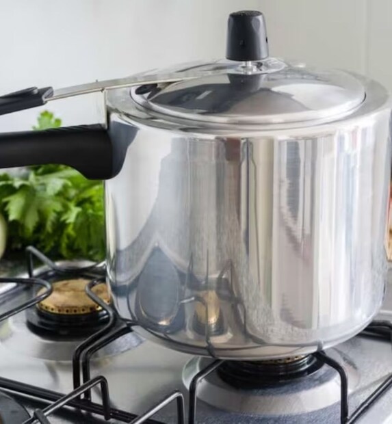 Pressure Cooker: ಕುಕ್ಕರ್ ವಿಶಲ್ ಹೊಡೆಯುವಾಗ ನೀರು ಆಚೆ ಬರ್ತಾ ಇದ್ಯಾ? ಹಾಗಾದ್ರೆ ...