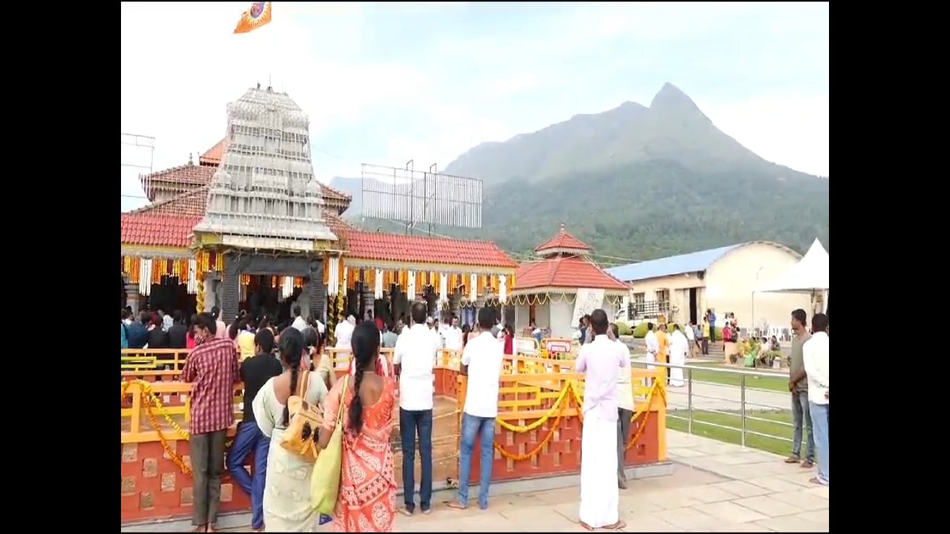 Deviramma Miracle: ಗಾಳಿ ರೂಪದಲ್ಲಿ ದೇವಿ ಗರ್ಭಗುಡಿ ಹೊಕ್ಕುವ ಆ ಕ್ಷಣವೇ ರೋಚಕ ...
