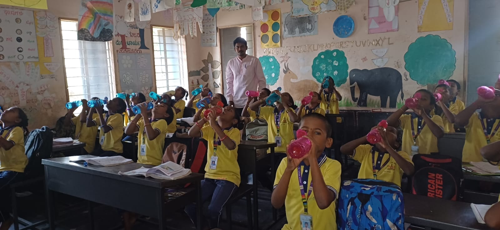 Water Bell: ಈ ಶಾಲೆಯಲ್ಲಿ ಮಕ್ಕಳಿಗೆ ನೀರು ಕುಡಿಯಲು ಬಾರಿಸುತ್ತಾರೆ ಘಂಟೆ | Water ...