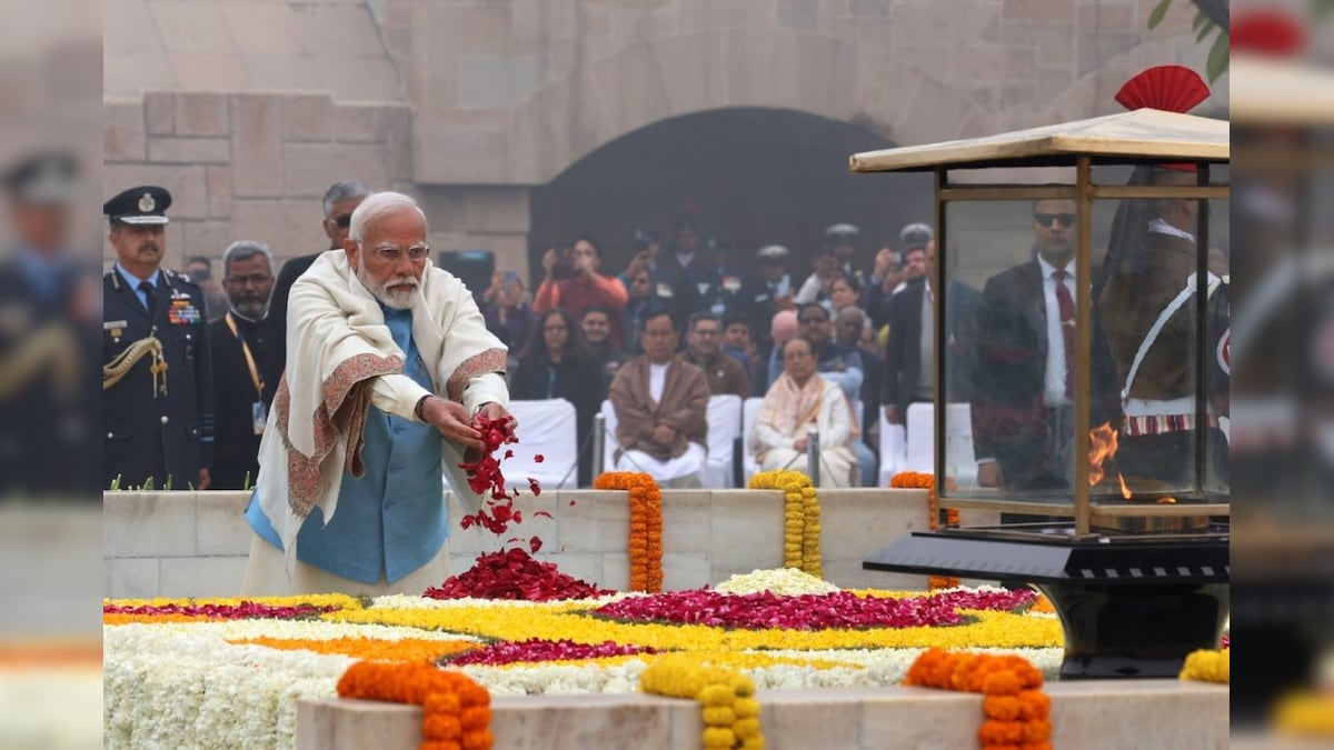 ಮಹಾತ್ಮಾ ಗಾಂಧಿ ಪುಣ್ಯತಿಥಿ, ರಾಜ್‌ಘಾಟ್‌ಗೆ ತೆರಳಿ ಗೌರವ ಸಲ್ಲಿಸಿದ ಪ್ರಧಾನಿ ಮೋದಿ ...