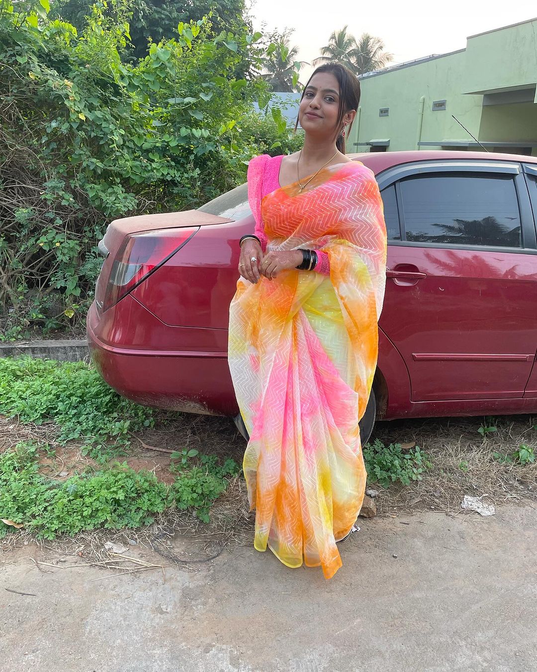 ಕೈಯಲ್ಲಿ ಕಪ್ಪುಬಳೆ, ಮೈತುಂಬಾ ಸೀರೆ! ಮದುಮಗಳಾದ್ರಾ ಸೋನು ಗೌಡ?| Sonu gowda wearing saree Photos go viral ...