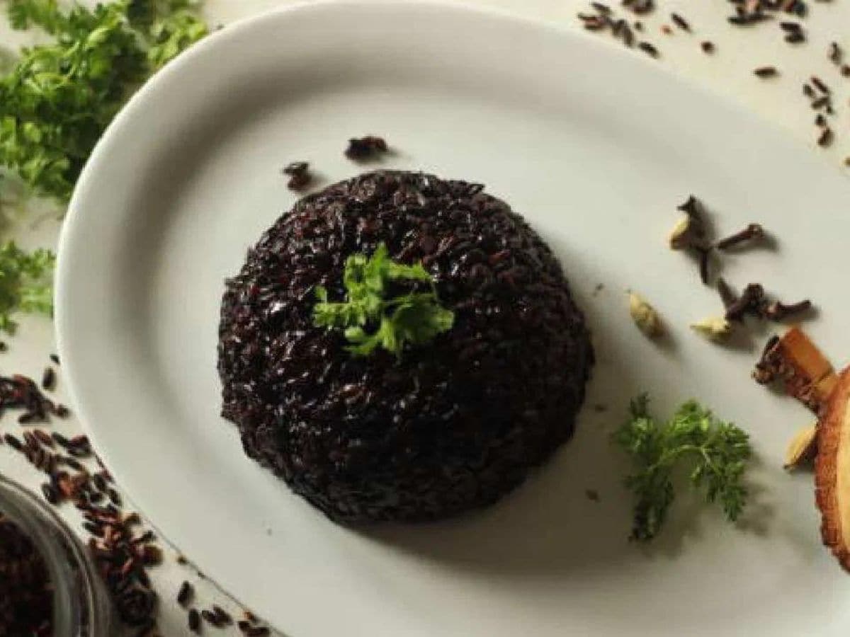 ಬಿಳಿ-ಕೆಂಪಲ್ಲ, ಕಪ್ಪು ಅಕ್ಕಿಯಲ್ಲಿ ಊಟ ಮಾಡಿದ್ದೀರಾ? ಇದೆಷ್ಟು ಆರೋಗ್ಯಕ್ಕೆ ಬೆಸ್ಟ್ ...