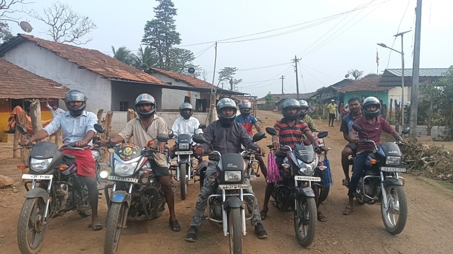 Sadak Suraksha Abhiyan: ಜೀವ ಉಳಿಸುವ ಹೆಲ್ಮೆಟ್ ಕೊಟ್ಟು ಗ್ರಾಮಸ್ಥರಿಗೆ ಅರಿವು ...