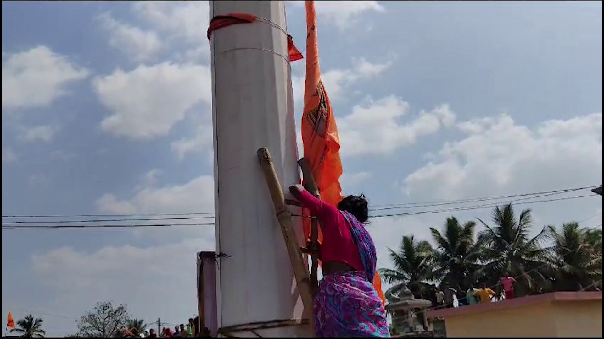 Hanuma Flag: ಧ್ವಜಸ್ಥಂಭಕ್ಕೆ ಶ್ರೀರಾಮನ ಭಾವಚಿತ್ರ, ಕೇಸರಿ ಧ್ವಜ ಕಟ್ಟಿದ ಗ್ರಾಮದ ...
