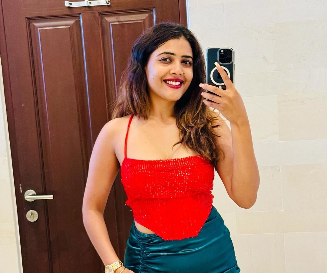 Sara Annaiah: ಶಾರ್ಟ್ ಸ್ಕರ್ಟ್, ಕ್ರಾಪ್ ಟಾಪ್ ನಲ್ಲಿ ಮಸ್ತ್ ಪೋಸ್ ಕೊಟ್ಟ ಸಾರಾ ...