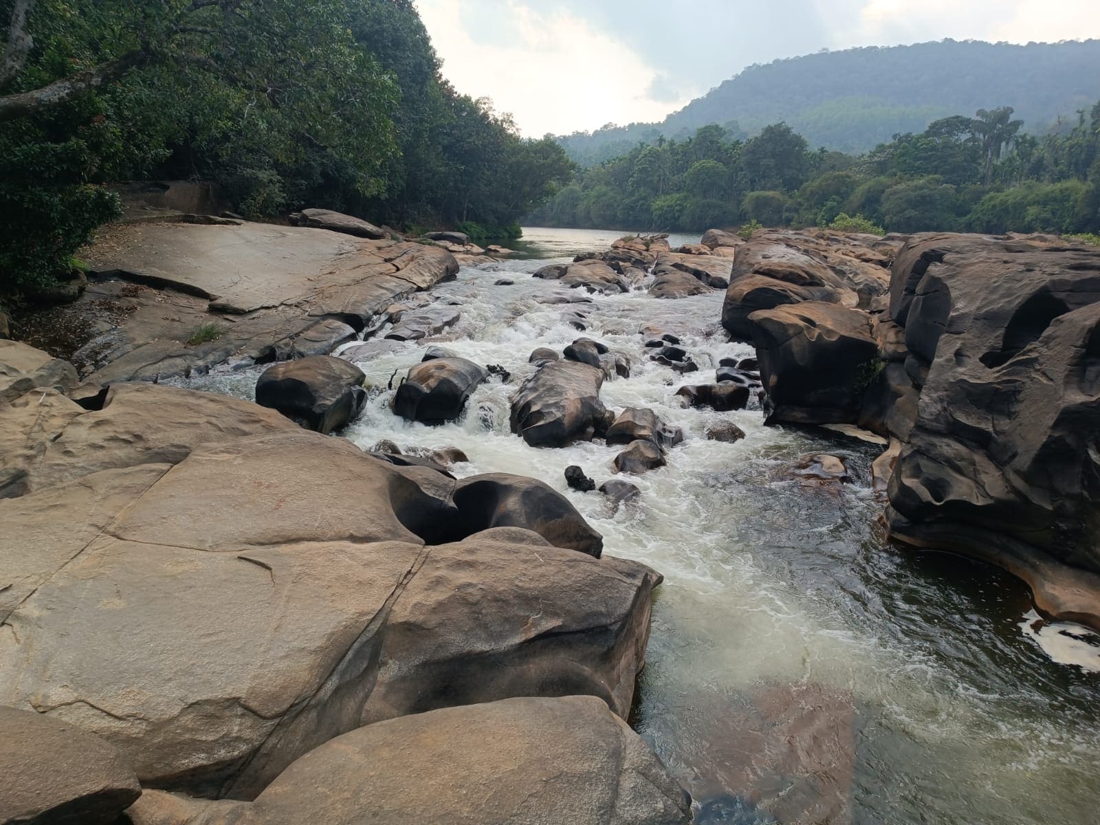 Ambuteertha: ಪ್ರವಾಸಿಗರ ಕೈ ಬೀಸಿ ಕರೆಯೋ ಅಂಬುತೀರ್ಥ; ಬೇಸಿಗೆಯಲ್ಲಿ ಒಮ್ಮೆ ಭೇಟಿ ...