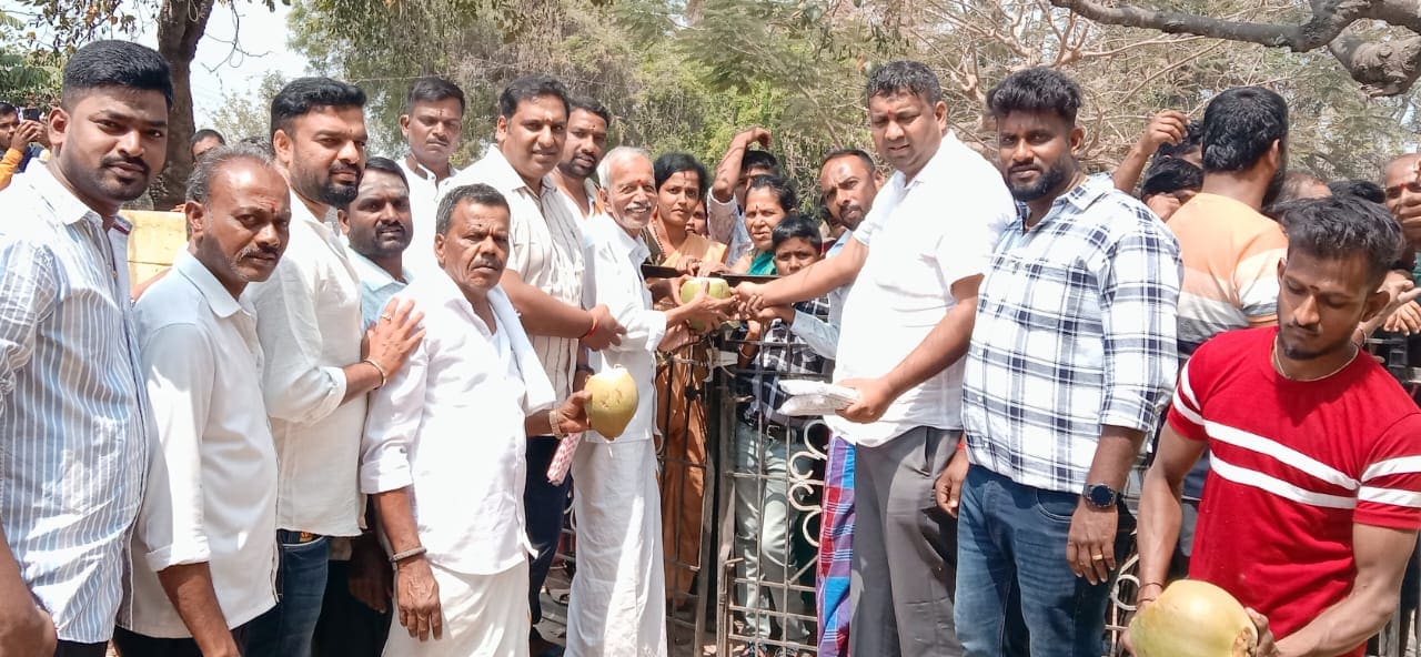 Mysuru News: ಮಾರಮ್ಮನ ಜಾತ್ರೆಗೆ ಬಂದ ಭಕ್ತರಿಗೆ ಉಚಿತವಾಗಿ ಎಳನೀರು ಹಂಚಿದ ...