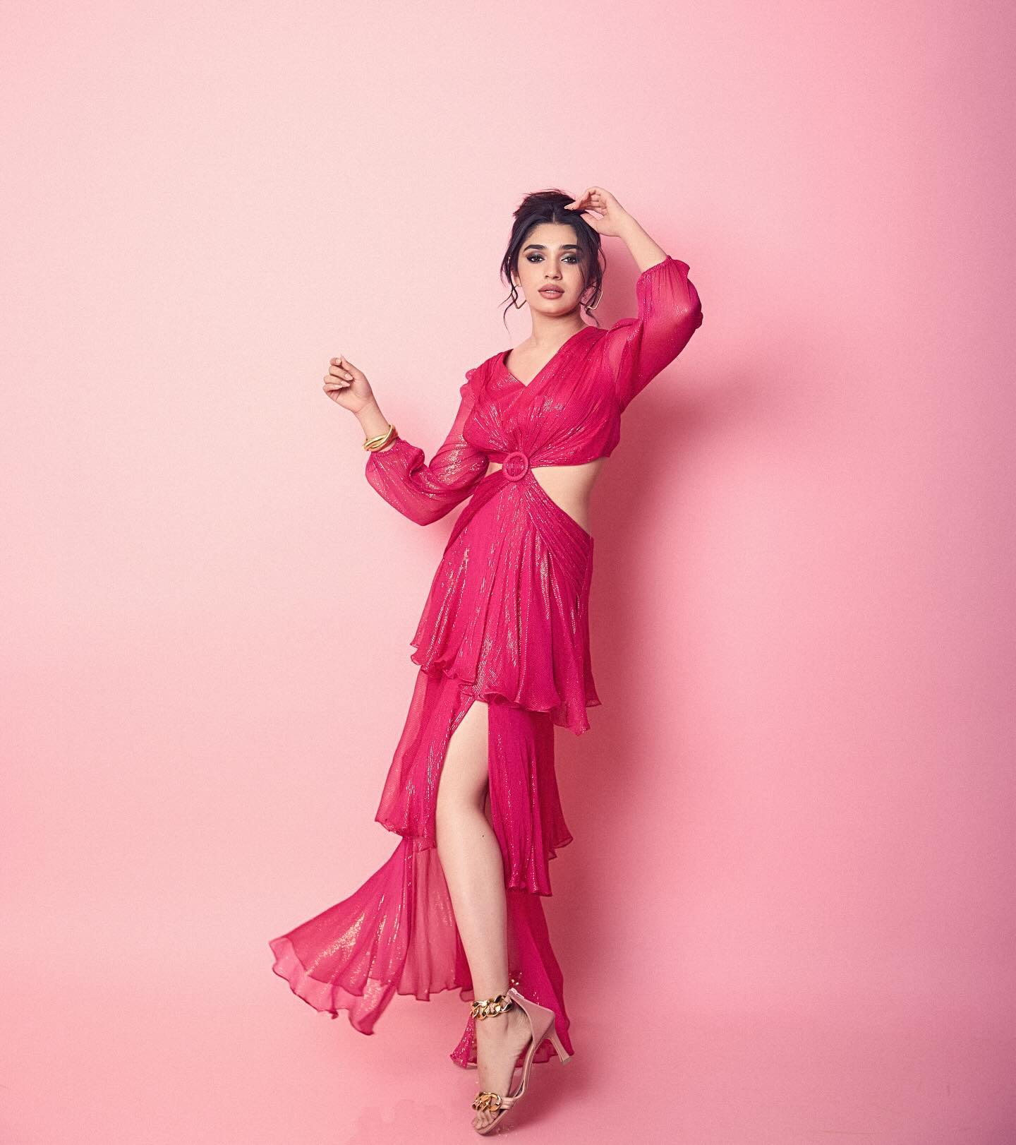 Krithi Shetty: ಬೇಕು, ಬೇಡದಲ್ಲೆಲ್ಲ ಕಟ್ಟಿಂಗ್ಸ್! ಕರಾವಳಿ ಚೆಲುವೆಯ ಡ್ರೆಸ್ ನೋಡಿ ...