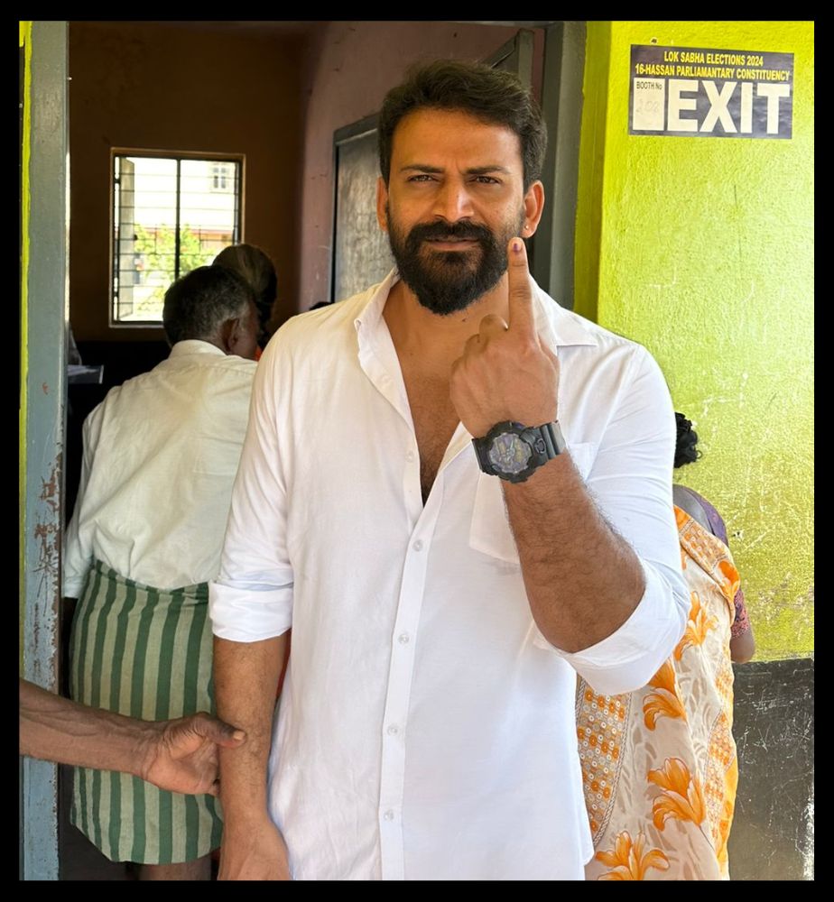 Dhananjay: ಬಿಳಿ ಪಂಚೆ-ಬಿಳಿ ಶರ್ಟ್‌ನಲ್ಲಿ ಮತಗಟ್ಟೆಯಲ್ಲಿ ಮಿಂಚಿದ ನಟ ಧನಂಜಯ್ ...