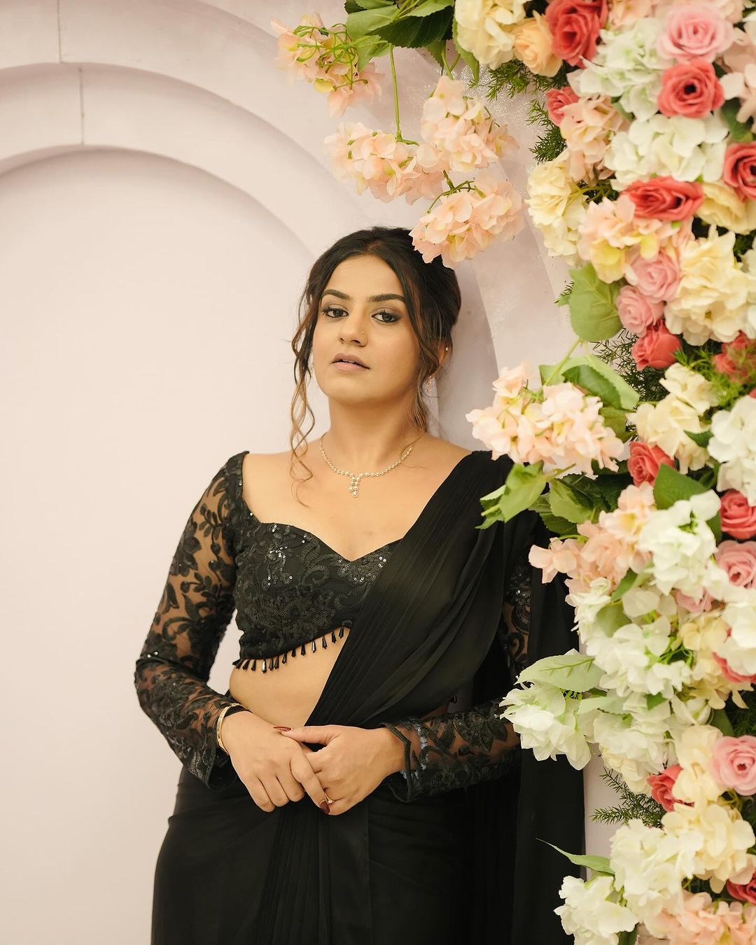 ಬ್ಲ್ಯಾಕ್ ಸೀರೆಯಲ್ಲಿ ಮಿಂಚಿದ ನಮ್ರತಾ ಗೌಡ! ಆ ಸೌಂದರ್ಯ ಲೋಕದಿಂದ ಜಾರಿದ ಚೆಲುವೆ ಎಂದ ಫ್ಯಾನ್ಸ್ | actress ...