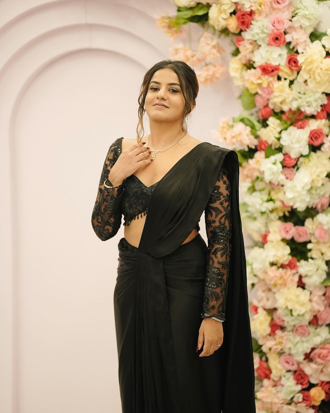 ಬ್ಲ್ಯಾಕ್ ಸೀರೆಯಲ್ಲಿ ಮಿಂಚಿದ ನಮ್ರತಾ ಗೌಡ! ಆ ಸೌಂದರ್ಯ ಲೋಕದಿಂದ ಜಾರಿದ ಚೆಲುವೆ ಎಂದ ಫ್ಯಾನ್ಸ್ | actress ...