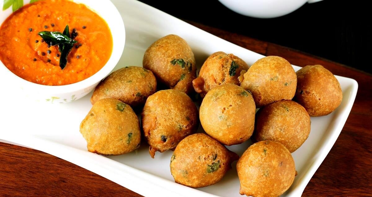 ಕ್ರಿಸ್ಪಿ ಕ್ರಿಸ್ಪಿ, ಯಮ್ಮಿ ಯಮ್ಮಿ ರವೆ ಆನಿಯನ್ ಬೋಂಡಾ; ಸಂಜೆ ಸ್ನ್ಯಾಕ್ಸ್ ಗೆ ...