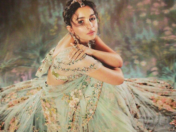 Alia Bhatt: 163 ಜನ ಸೇರಿ ತಯಾರಿಸಿದ ಸೀರೆ! ಧರೆಗಿಳಿದ ಅಪ್ಸರೆಯಂತೆ ಕಾಣಿಸಿದ್ರು ...