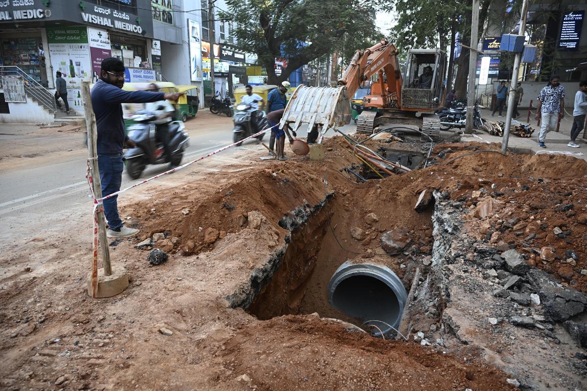 Bengaluru News: ಬಿಬಿಎಂಪಿ ವೈಟ್ ಟಾಪಿಂಗ್ ಕಾಮಗಾರಿ, ಅಂಗಡಿ ಖಾಲಿ ಮಾಡುತ್ತಿರುವ ಆರ್‌ಟಿ ನಗರದ ವ್ಯಾಪಾರಸ್ಥರು ...