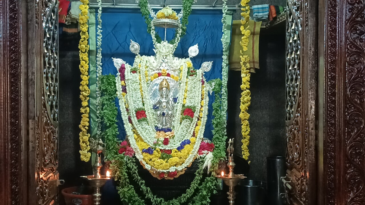 Shani Temple: ಬೇಡ್ಕಣಿಯ ಕಾರಣಿಕ ಶನೀಶ್ವರನಿಗೆ ಬೆಳ್ಳಿಯ ಅಲಂಕಾರ, ಬಂಗಾರದ ಕಿರೀಟ ...