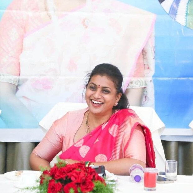 ತುಂಡು ಬಟ್ಟೆ ತೊಟ್ಟು ವಿದೇಶದಲ್ಲಿ ರೋಜಾ ರೌಂಡ್ಸ್ ! ಮಾಜಿ ಸಚಿವೆಯ ಅವತಾರ ಕಂಡು ಜನ ...