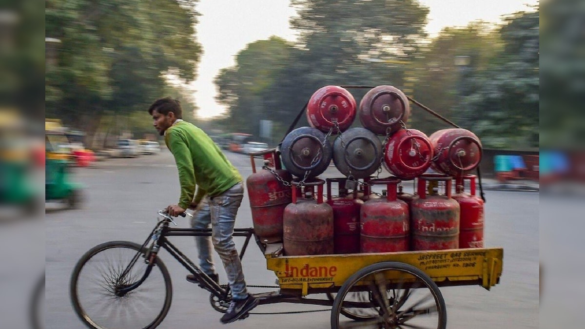 LPG Rate Cut: ಹೊಸ ವರ್ಷದ ದಿನವೇ ಗುಡ್ ನ್ಯೂಸ್; LPG ಸಿಲಿಂಡರ್ ಬೆಲೆ ಇಳಿಕೆ! | LPG commercial cylinder ...