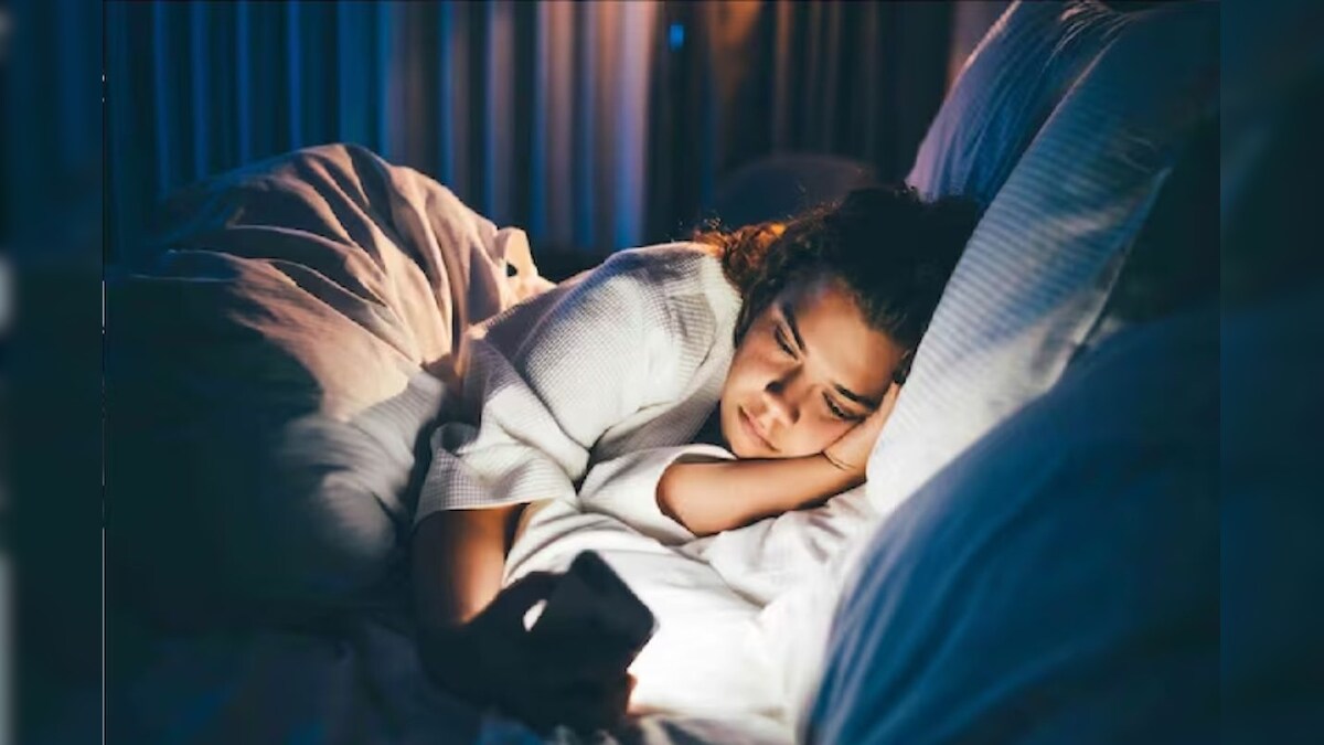 Sleeping: ತಡರಾತ್ರಿವರೆಗೆ ಫೋನ್ ನೋಡಿಕೊಂಡು ಸರಿಯಾಗಿ ನಿದ್ದೆ ಮಾಡ್ತಿಲ್ವಾ? ಈ ...