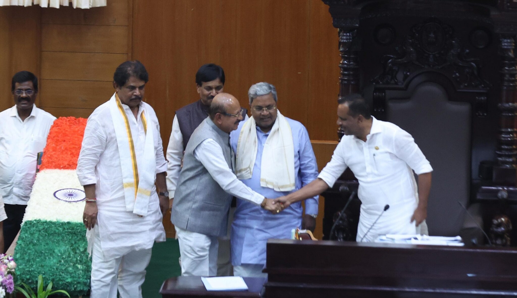 Suvarna Soudha: ಹಿರಿಯ ಶಾಸಕ TB ಜಯಚಂದ್ರಗೆ ಅತ್ಯತ್ತಮ ಶಾಸಕ ಪ್ರಶಸ್ತಿ ಪ್ರದಾನ ...