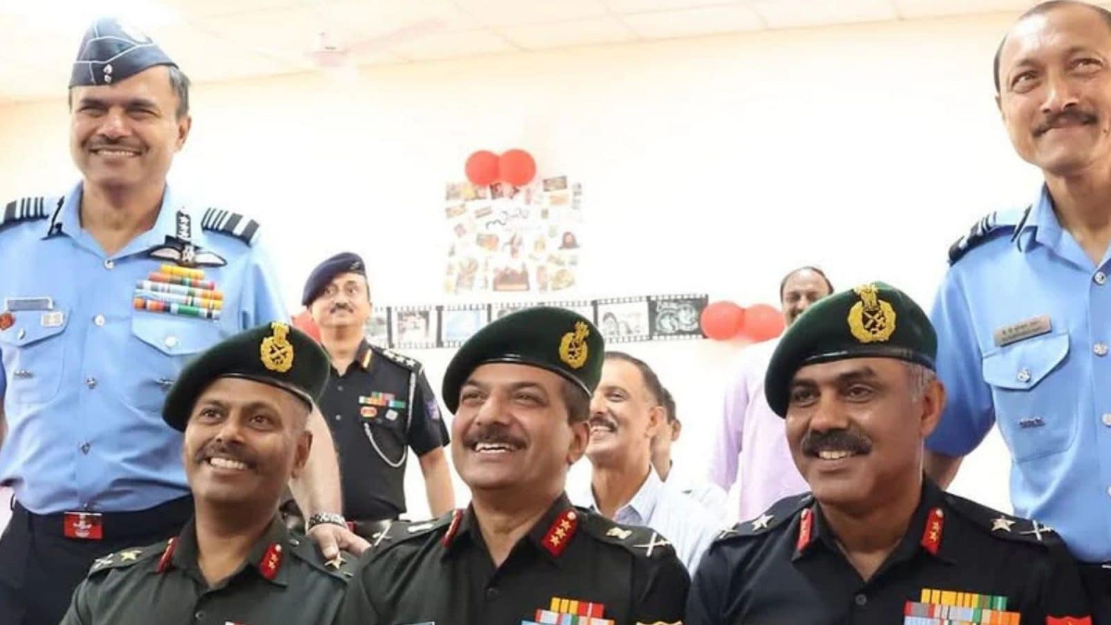 Army Friends: 40 ವರ್ಷಗಳ ಬಳಿಕ ಶಾಲೆಯಲ್ಲಿ ಸ್ನೇಹಿತರ ಸಮಾಗಮ; ನಾಲ್ವರು ಸೇನಾ ...