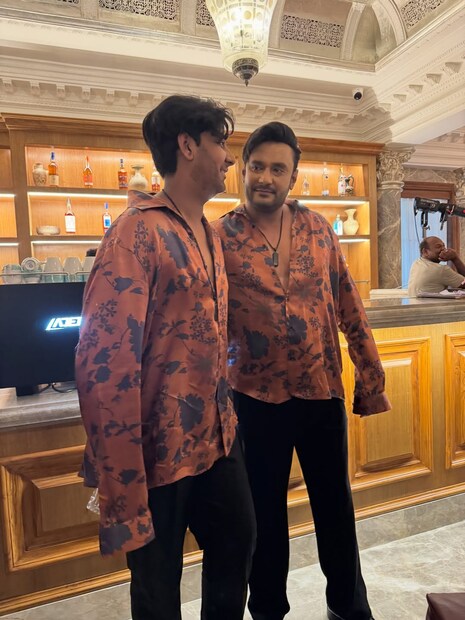 Devil Movie: ಮ್ಯಾಚಿಂಗ್ ಮ್ಯಾಚಿಂಗ್! ಡೆವಿಲ್ ಸೆಟ್ ನಲ್ಲಿ ವಿನೀಶ್-ದರ್ಶನ್ ಟ್ವಿನ್ನಿಂಗ್ | Darshan and ...