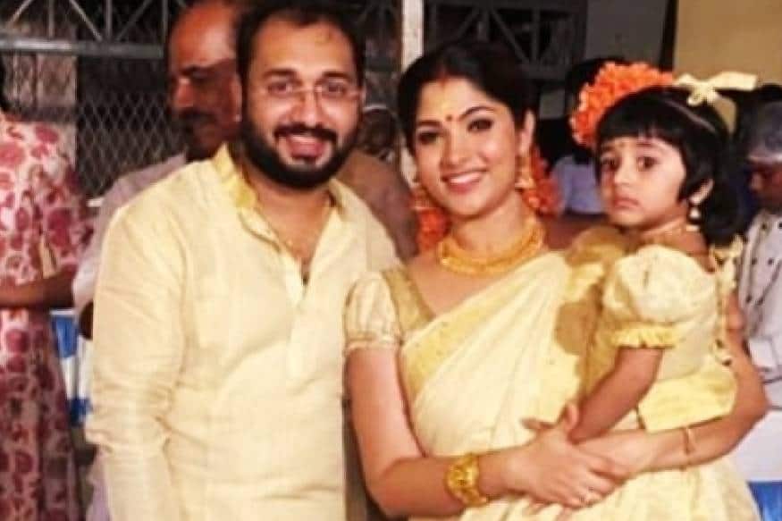 Malayalam News - പരമ്പരാഗത വേഷത്തിൽ റിമിയുടെ അനുജൻ റിങ്കുവും ഭാര്യ മുക്തയും മകളും | Rinku Tomy ...