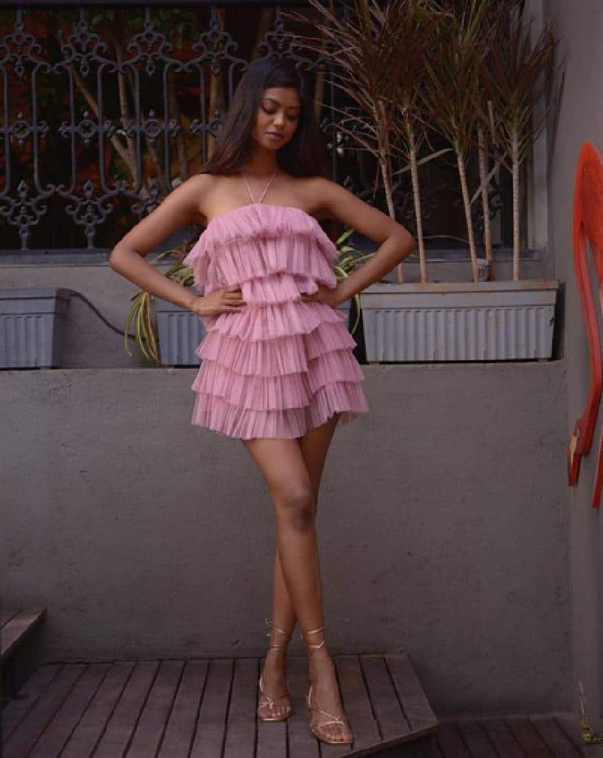 സ്‌ക്രീനിൽ കാണുന്ന നാടൻ പെൺകുട്ടിയല്ല; ഗ്ളാമർ ഫോട്ടോ ഷൂട്ടുമായി ഷോ ...