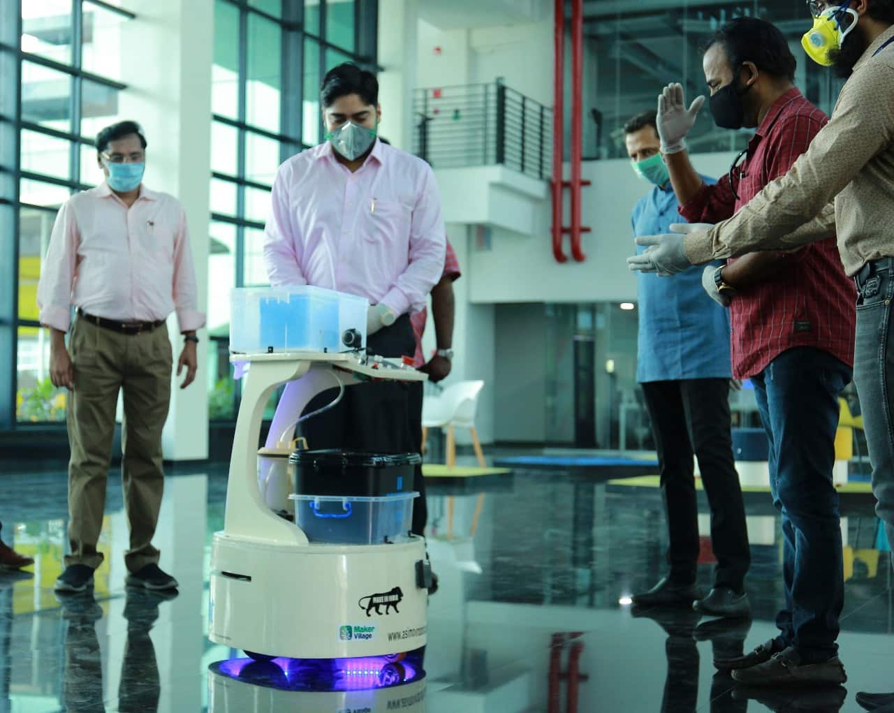 ലാലേട്ടന്റെ കരുതൽ; ഐസൊലേഷൻ വാർഡിലേക്ക് ഭക്ഷണവും മരുന്നുമായി റോബോട്ട് ...