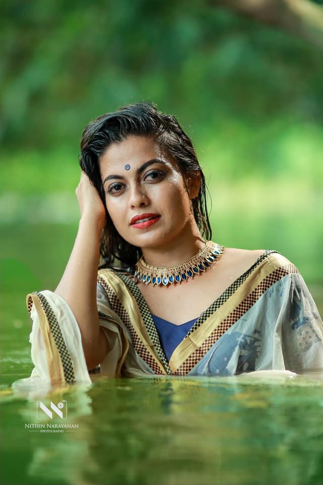 അത് വെറുമൊരു ഫോട്ടോഷൂട്ടായിരുന്നില്ല; അനുശ്രീ പോസ് ചെയ്തത് ...