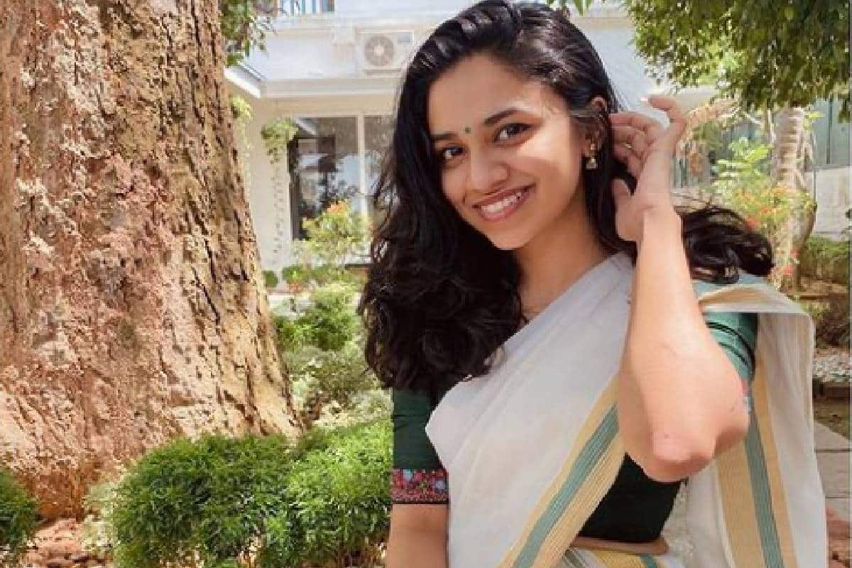 Mahalakshmi Dileep | അച്ഛന്റെ കയ്യിലിരുന്ന് മഹാലക്ഷ്മി കുട്ടിയുടെ ...