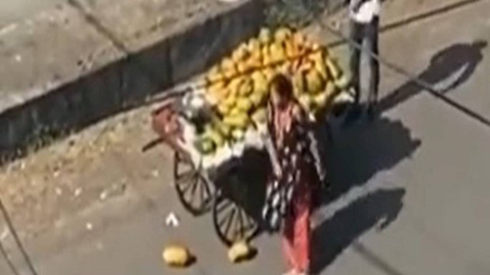 Viral video |ഉന്തുവണ്ടി കാറില്‍ തട്ടിയതിന് കച്ചവടക്കാരന്റെ പഴങ്ങള് ...