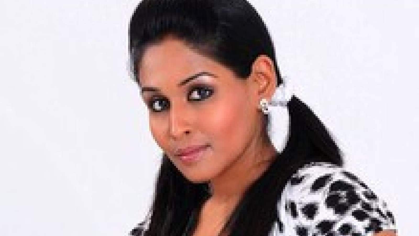 Leena Maria Paul | തട്ടിപ്പുകേസിൽ അകത്ത്; തിഹാർ ജയിലിൽ ജാമും ...