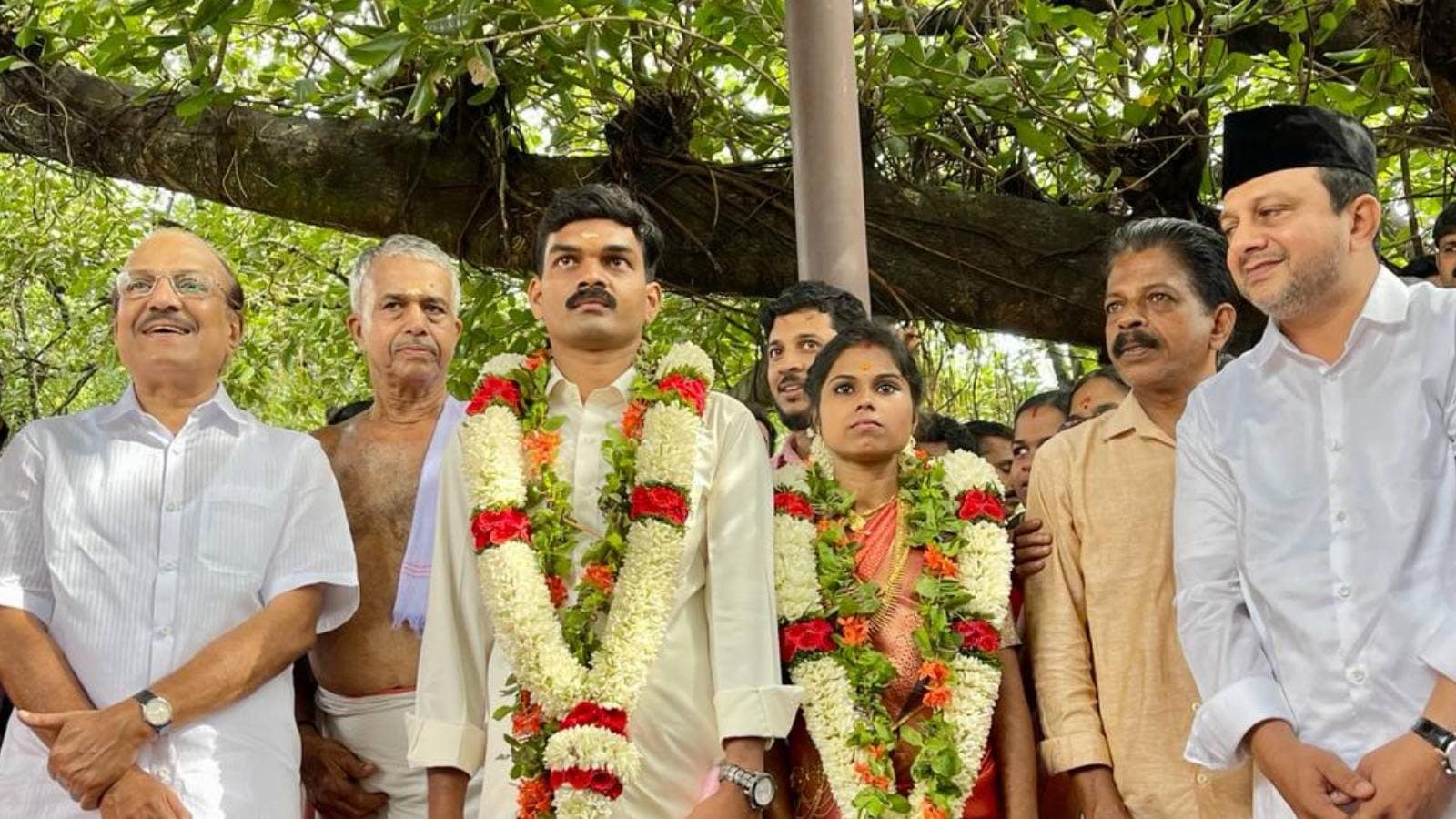 ഗിരിജയെ രാകേഷിന് കൈപിടിച്ച് നൽകാൻ നാട് ഒരുമിച്ചു; നന്മ അടയാളപ്പെടുത്തിയ ... ഗിരിജയെ രാകേഷിന് കൈപിടിച്ച് നൽകാൻ നാട് ഒരുമിച്ചു; നന്മ അടയാളപ്പെടുത്തിയ ...