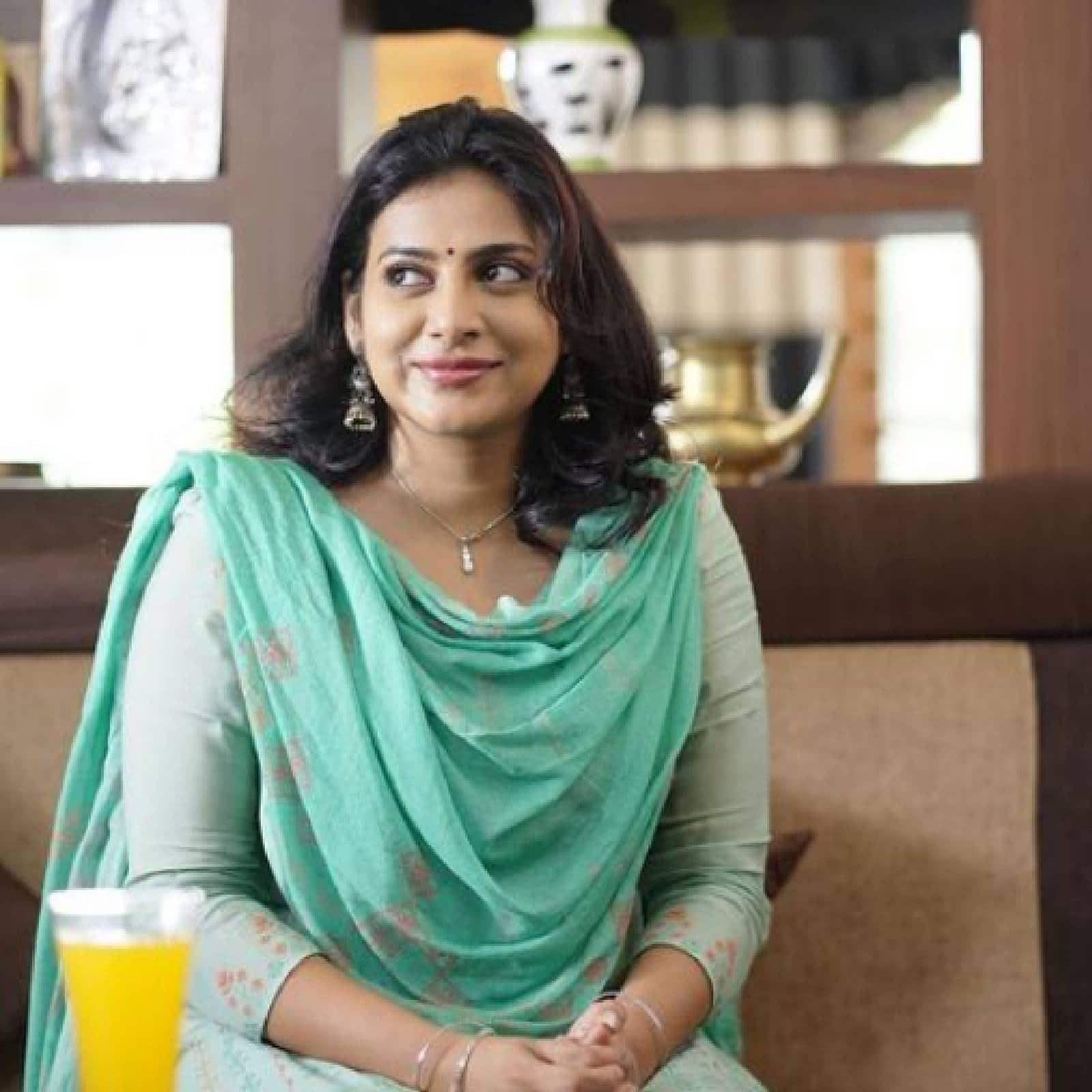 നടി അന്ന രേഷ്മ രാജനെ ടെലികോം കമ്പനിയുടെ ഓഫിസിൽ പൂട്ടിയിട്ടതായി പോലീസി ...