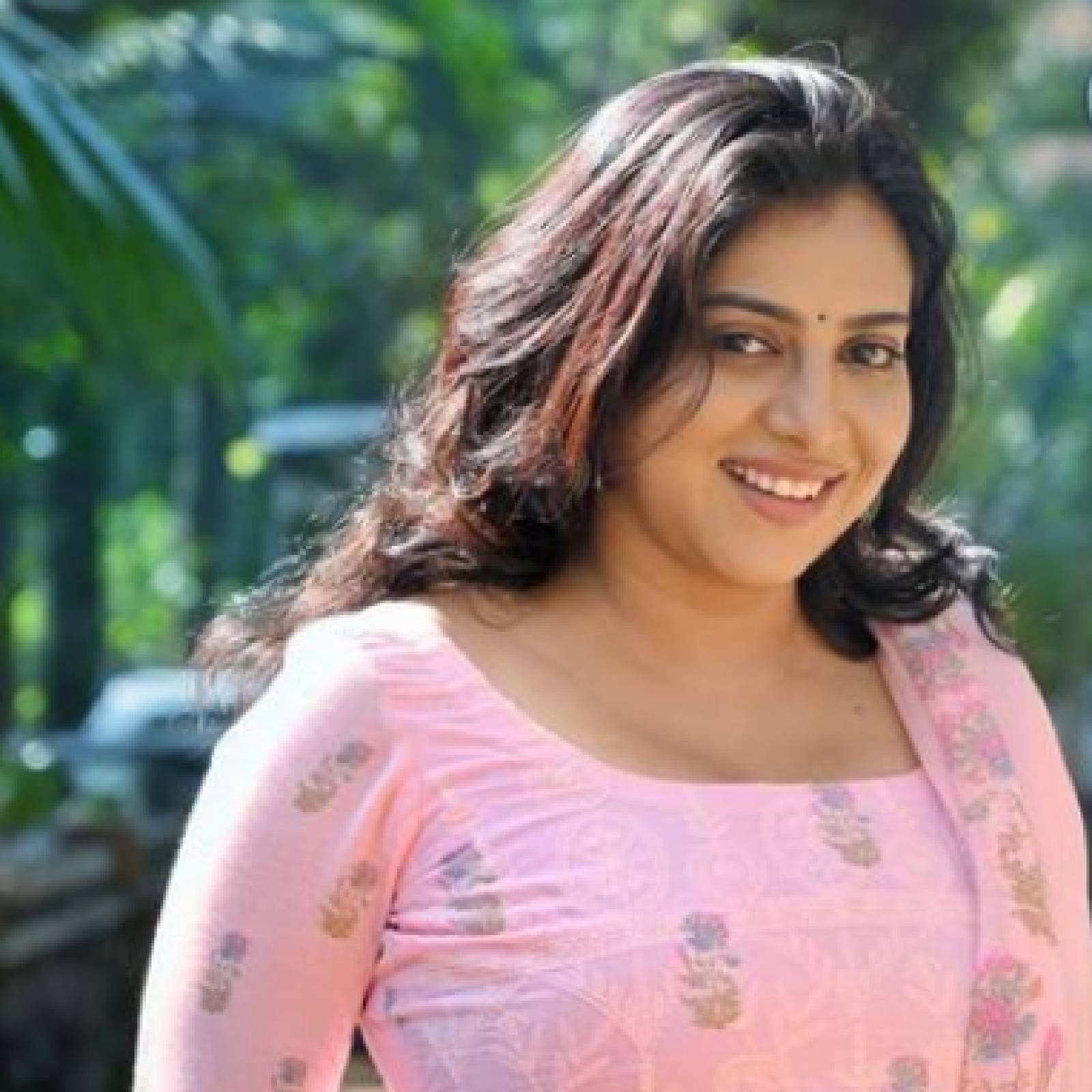 നടി അന്ന രേഷ്മ രാജനെ ടെലികോം കമ്പനിയുടെ ഓഫിസിൽ പൂട്ടിയിട്ടതായി പോലീസി ...