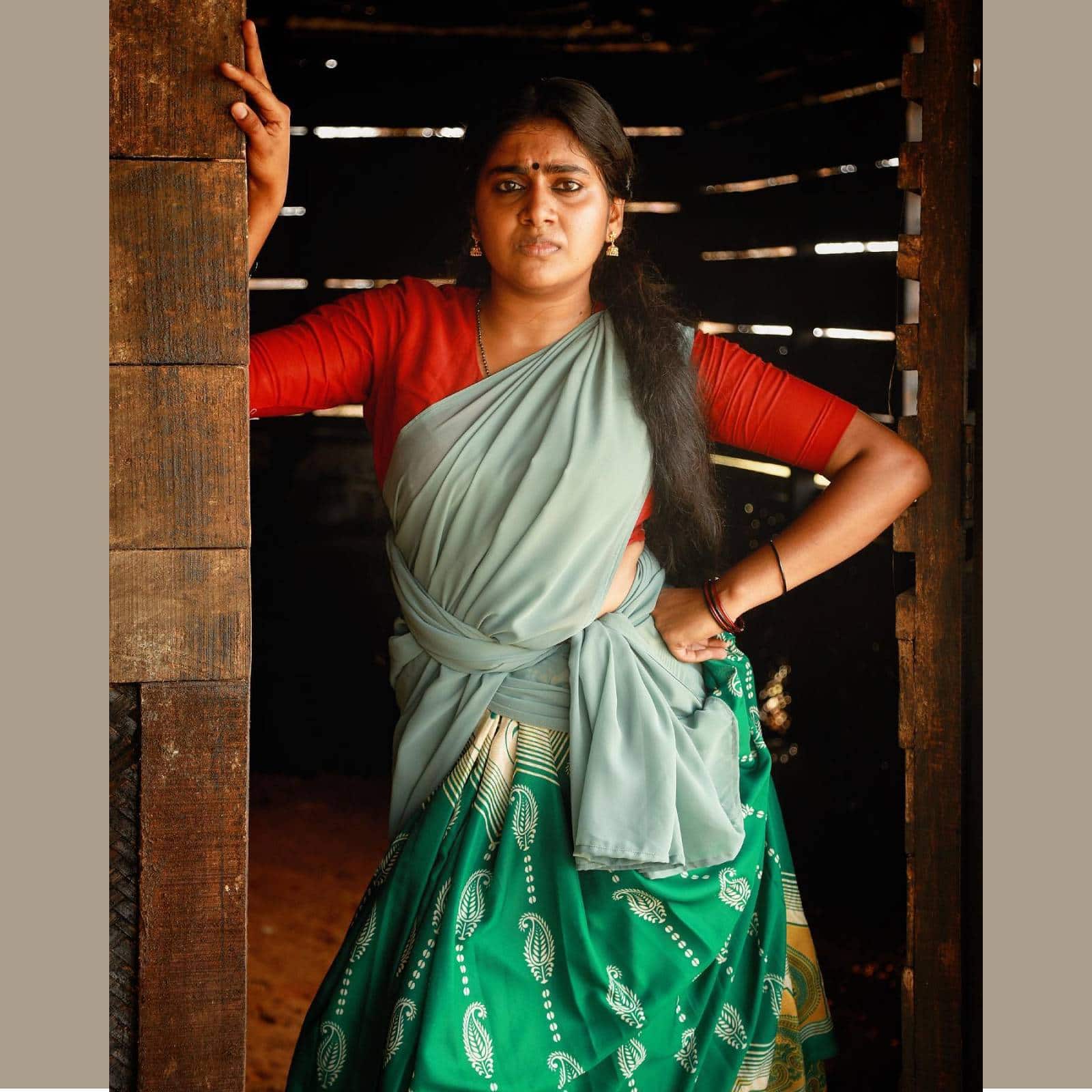 Nimisha Sajayan | നാടൻ വേഷത്തിലും ഹോട്ട് ലുക്ക് കൊണ്ടുവരാം; നിമിഷ ...