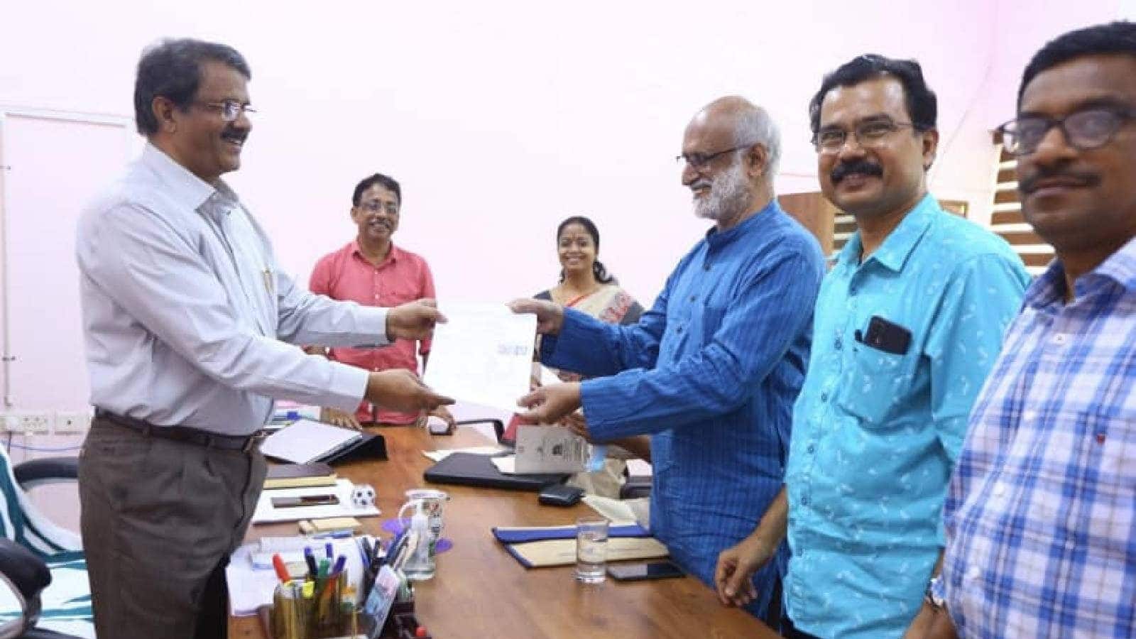 മുൻ വൈസ് ചാൻസലർ മലയാളം എംഎ വിദ്യാർത്ഥിയായി | കേരള വാർത്ത - News18 Malayalam