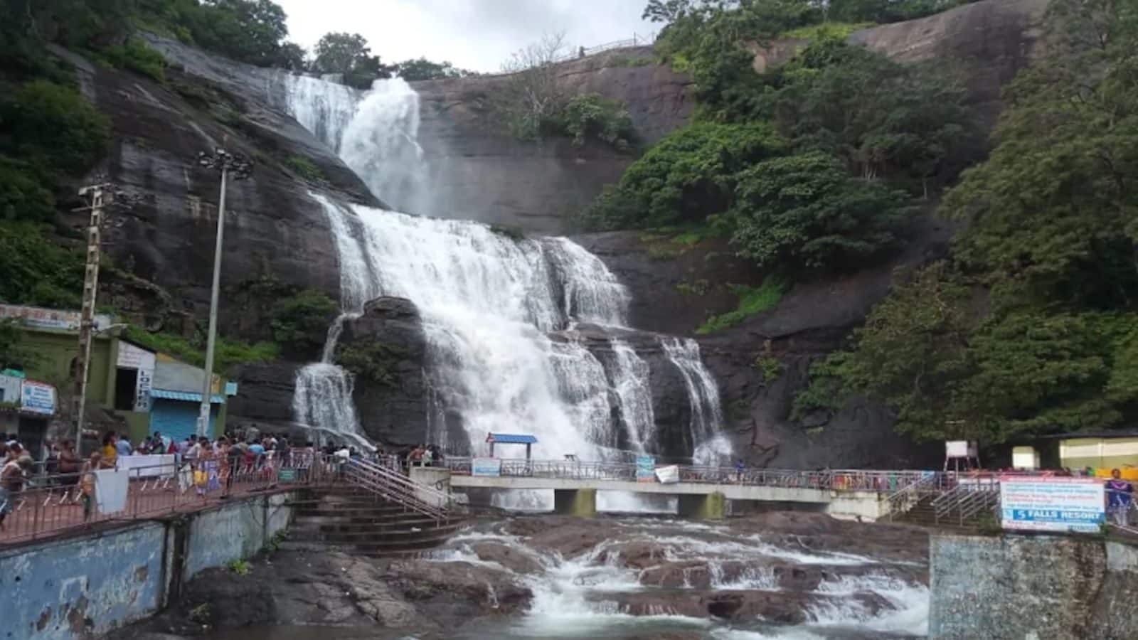 കുറ്റാലം വെള്ളച്ചാട്ടത്തിൽ ഒഴുക്കിൽപ്പെട്ട നാലുവയസുകാരിയെ അത്ഭുതകരമായി ...