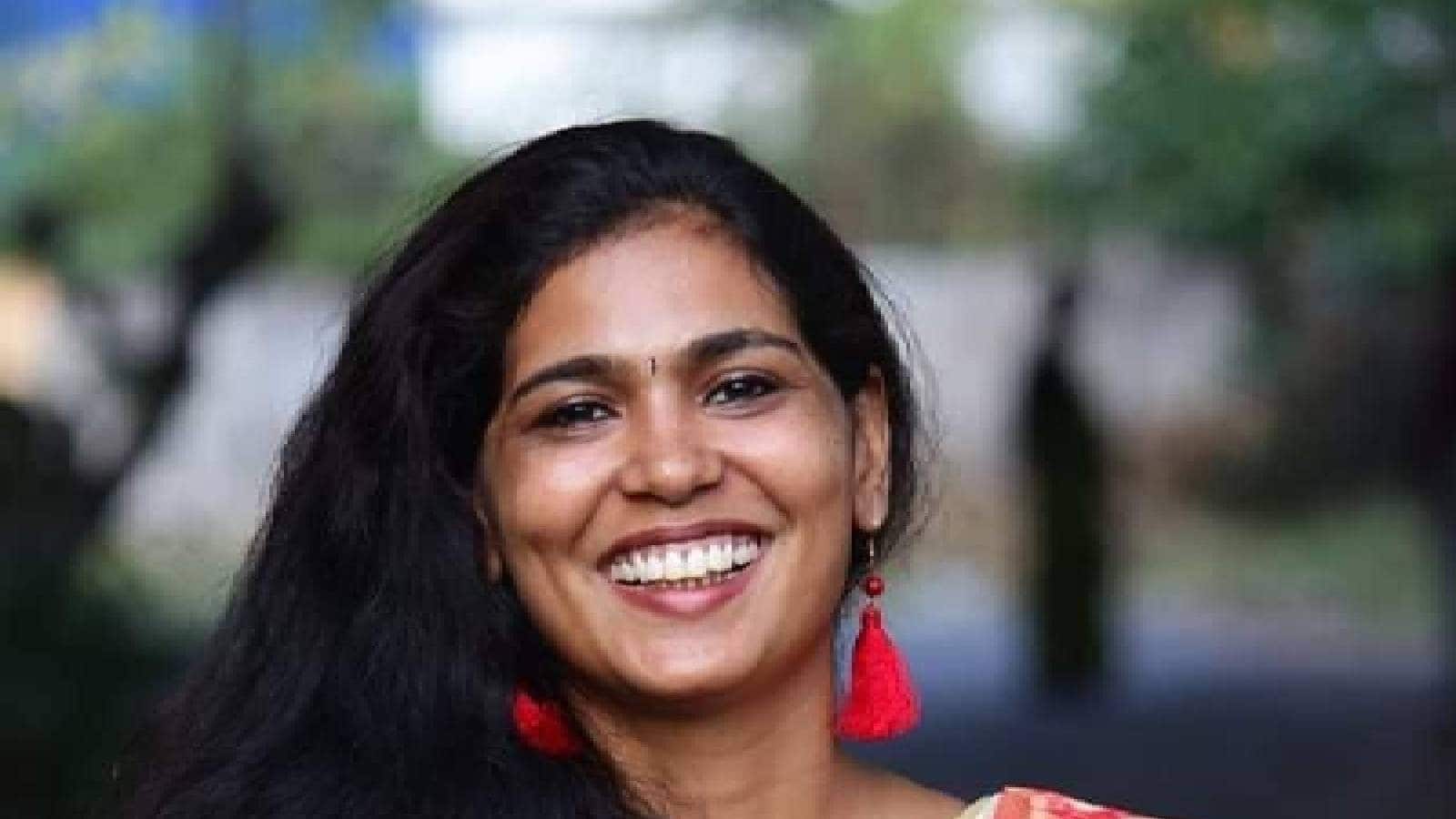 മതവികാരം വ്രണപ്പെടുത്തി; രഹ്ന ഫാത്തിമയ്ക്ക് ജാമ്യ വ്യവസ്ഥയില്‍ ഇളവ് നല് ...