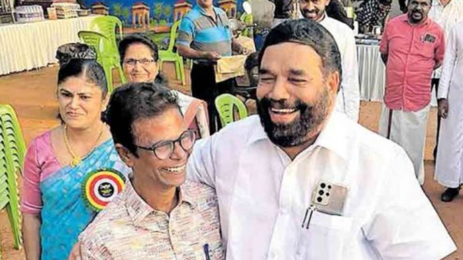 'കലാകേരളത്തിന്റെ അഭിമാനം'; സ്വന്തം നാട്ടില്‍ ഇന്ദ്രന്‍സിന് വേദിയൊരുക്കി ...