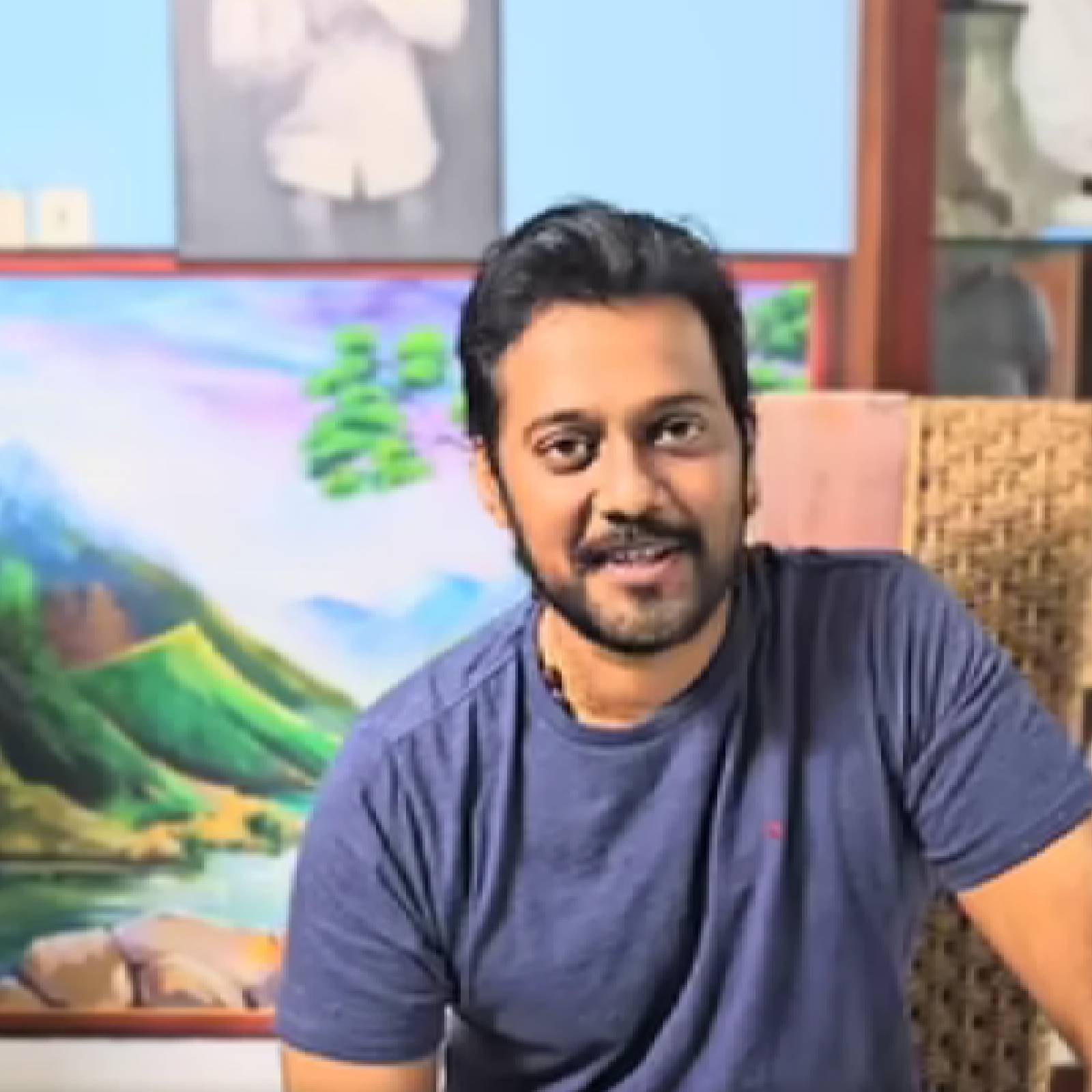 പുത്തൻ കാറുമായി പുറത്തിറങ്ങിയ ബാലയുടെ അരികിലായി മറ്റൊരു വാഹനം ...