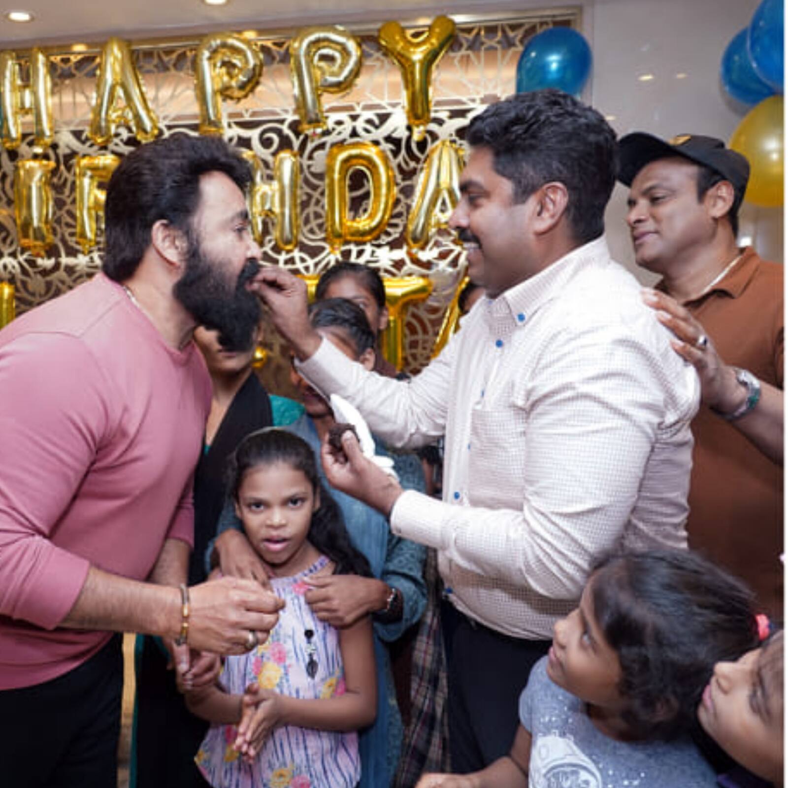 പിറന്നാൾ ദിനത്തില്‍ കേക്ക് മുറിച്ചും സ്നേഹ ചുംബനമേകിയും മോഹൻലാലും ...