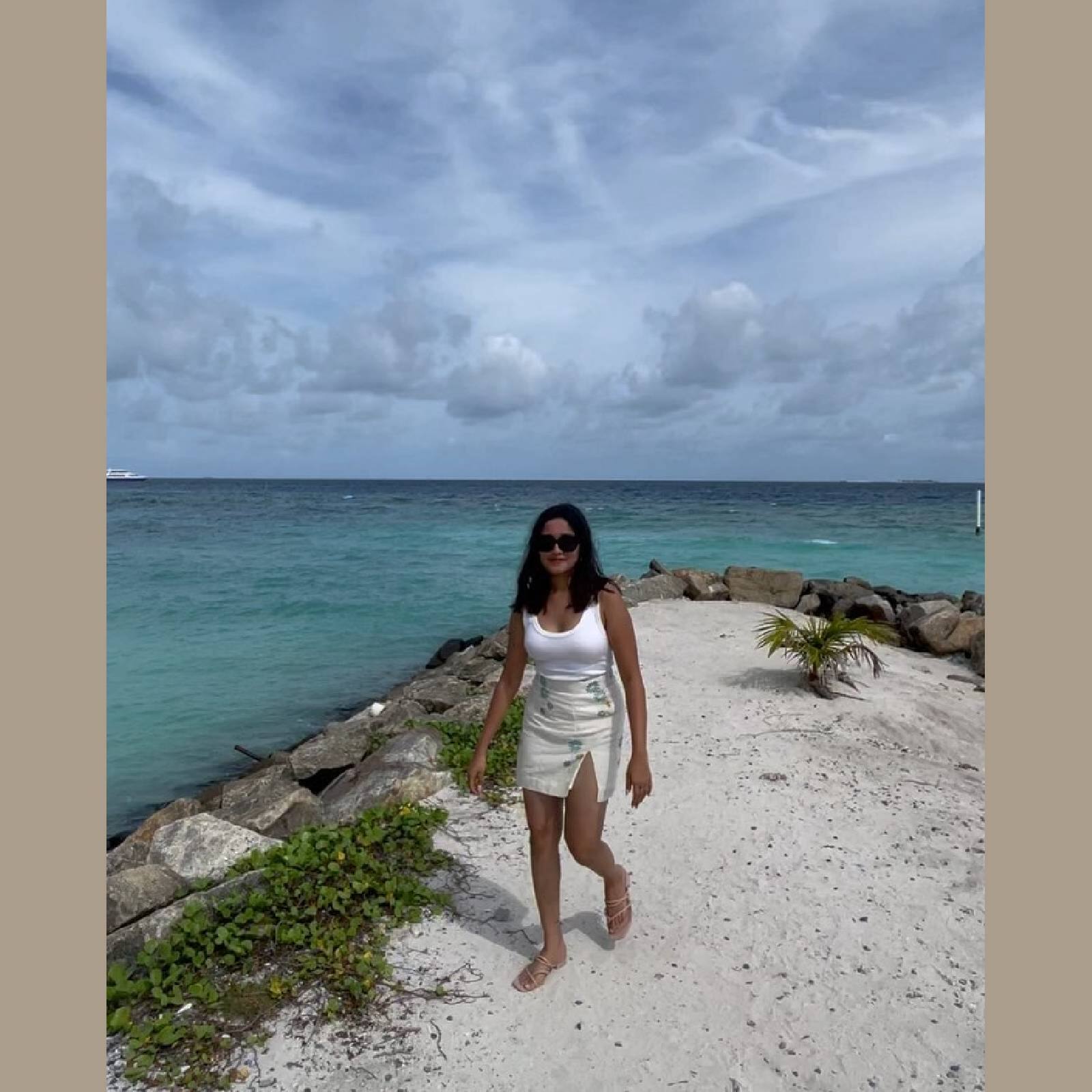 മലയാളത്തിന്റെ ഹോട്ട് ആൻഡ് കൂൾ നായിക വരുന്നത് നോക്കൂ; ബീച്ച് വൈബുമായി ...