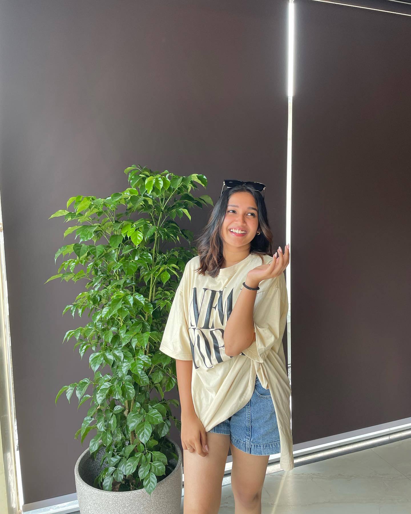 മലയാളത്തിന്റെ ഹോട്ട് ആൻഡ് കൂൾ നായിക വരുന്നത് നോക്കൂ; ബീച്ച് വൈബുമായി ...