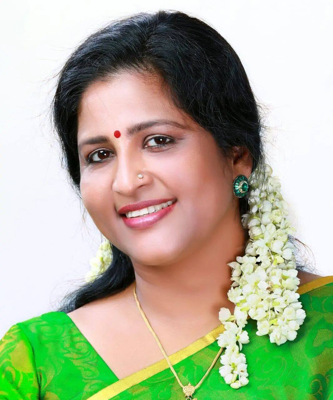 Sminu Sijo | ഓഡി കാർ ഉള്ള 'ദാരിദ്ര്യം പിടിച്ച നടി' പരാമർശത്തിന് സ്മിനു ...