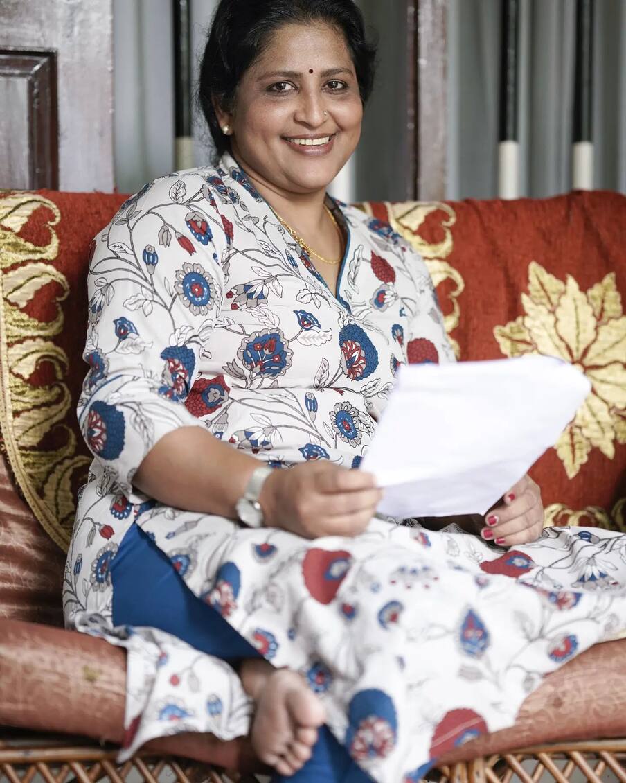 Sminu Sijo | ഓഡി കാർ ഉള്ള 'ദാരിദ്ര്യം പിടിച്ച നടി' പരാമർശത്തിന് സ്മിനു ...